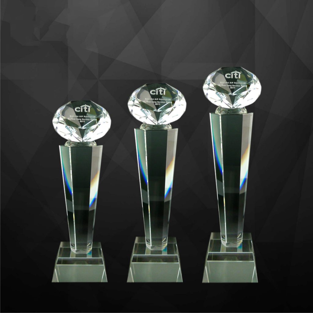 9095 Exclusive Crystal Cube Trophy – iTrophy